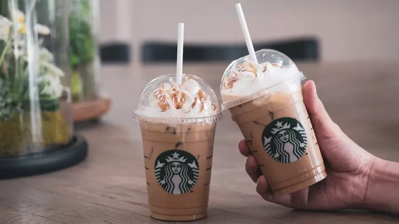 මේසය මත Starbucks සිසිල් බීම දෙකක්