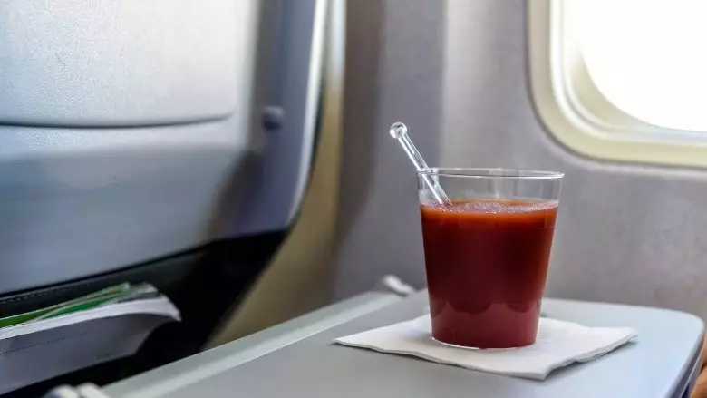 jugo de tomate en avion