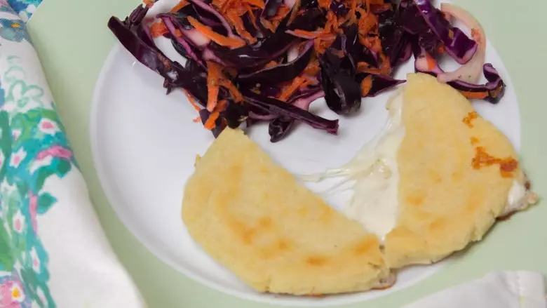 Pupusas salvadoreñas a la hora del almuerzo con queso 1051_1