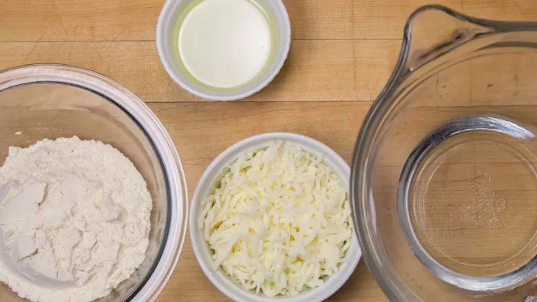 Pupusas salvadoreñas a la hora del almuerzo con queso 1051_2