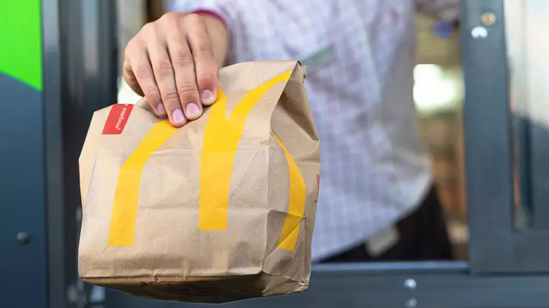 Bolsa de McDonald's en el drive-thru