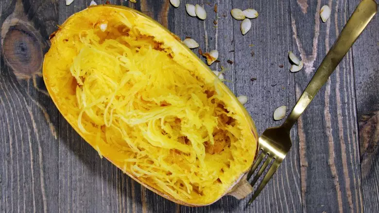 Iiresiphi zeSpaghetti Squash eziyakwenza ukuba ulibale ukuba ngumifuno 10570_1