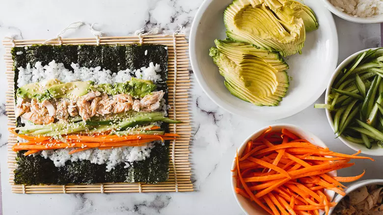 Roll sushi me salmon në dyshek bambuje