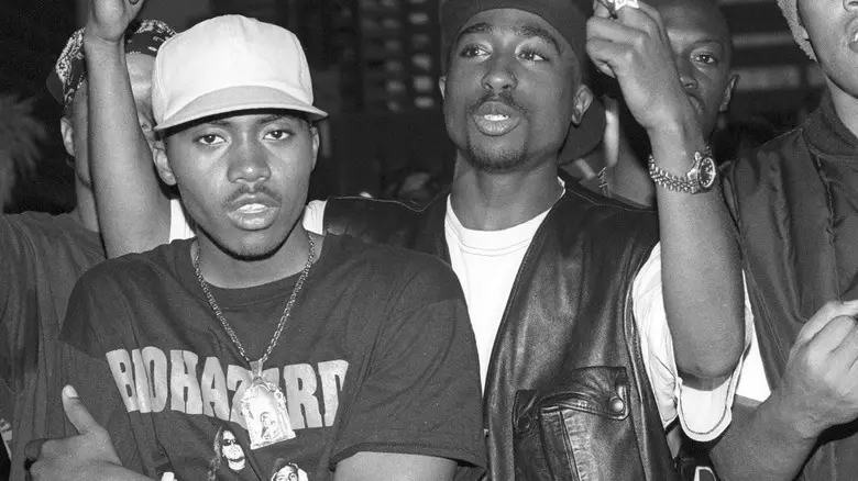 Tupac i altres rapers posant junts