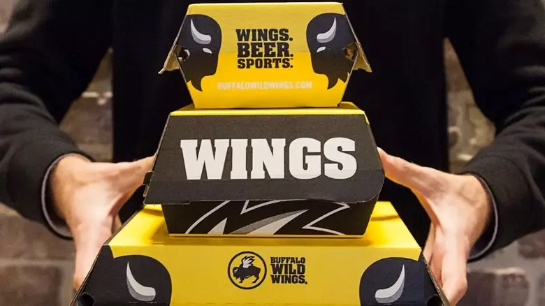 Person som holder take-out-bokser fra BWW