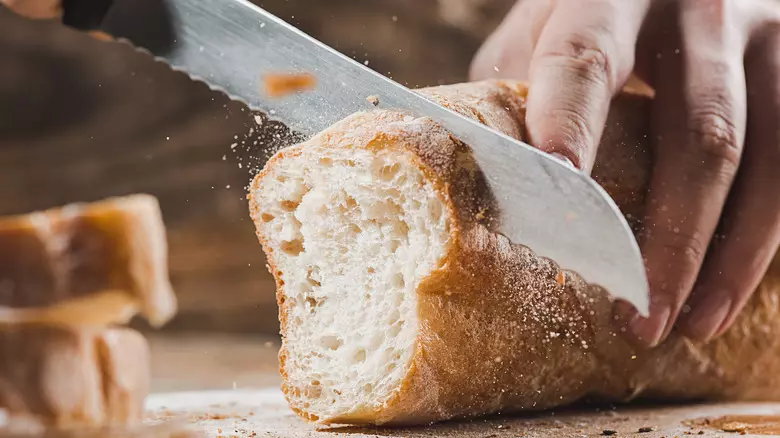 cắt bánh mì
