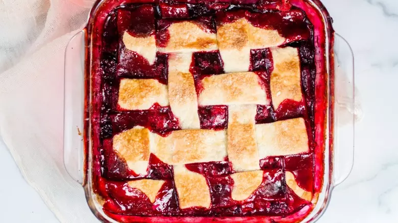 အပေါ်မှ pie crust နှင့် whipped cream ပါသော Blackberry cobbler