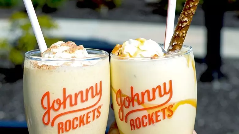 Johnny Rockets bezmaksas piena kokteiļi