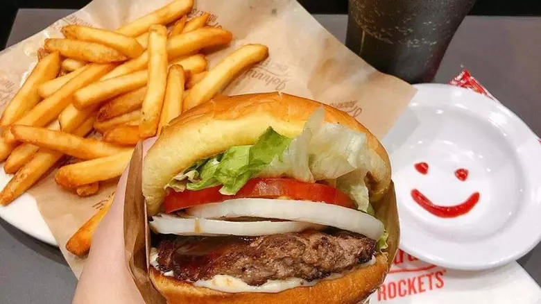 Ο Johnny Rockets δεν χρησιμοποιεί φούρνους μικροκυμάτων για να μαγειρεύει μπιφτέκια