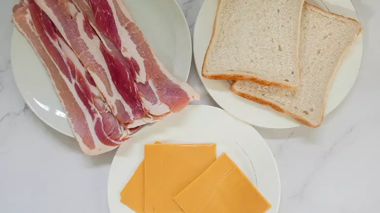 Bacon, pain et fromage sur assiettes