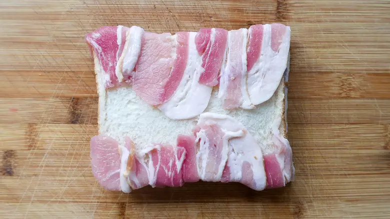 Pancetta avvolta intorno al pane bianco