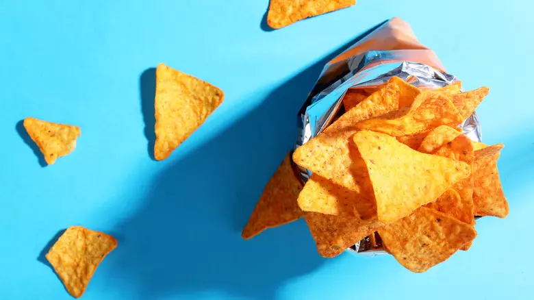 Doritos an enger Täsch géint e bloen Hannergrond