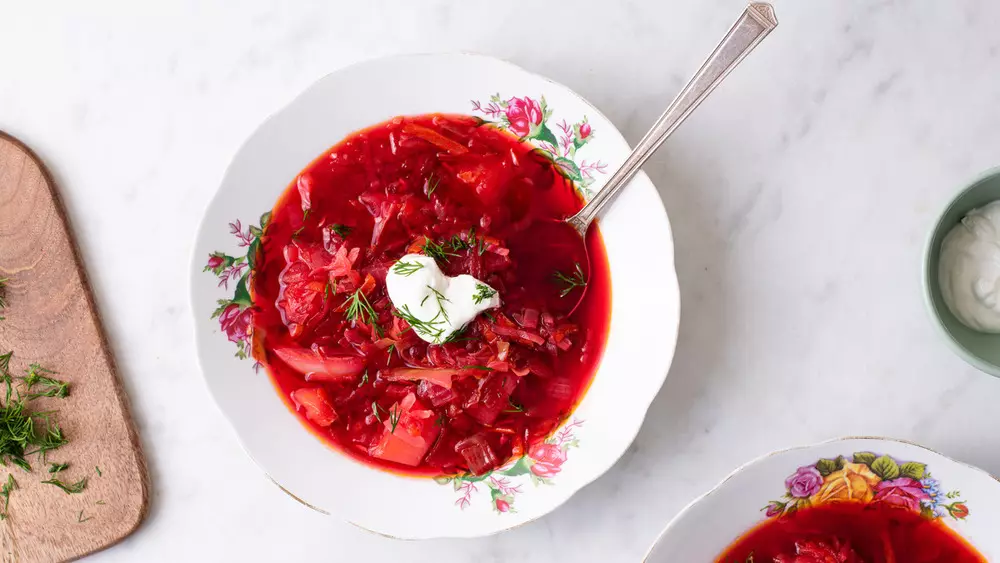 Skål med borscht med creme fraiche og dild