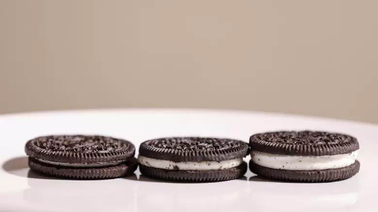 Navadni Oreo, Double Stuf Oreo in Mega Stuf Oreo, postavljeni drug poleg drugega