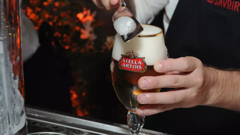 Stella Artois i en kalk med skum som kuttes av