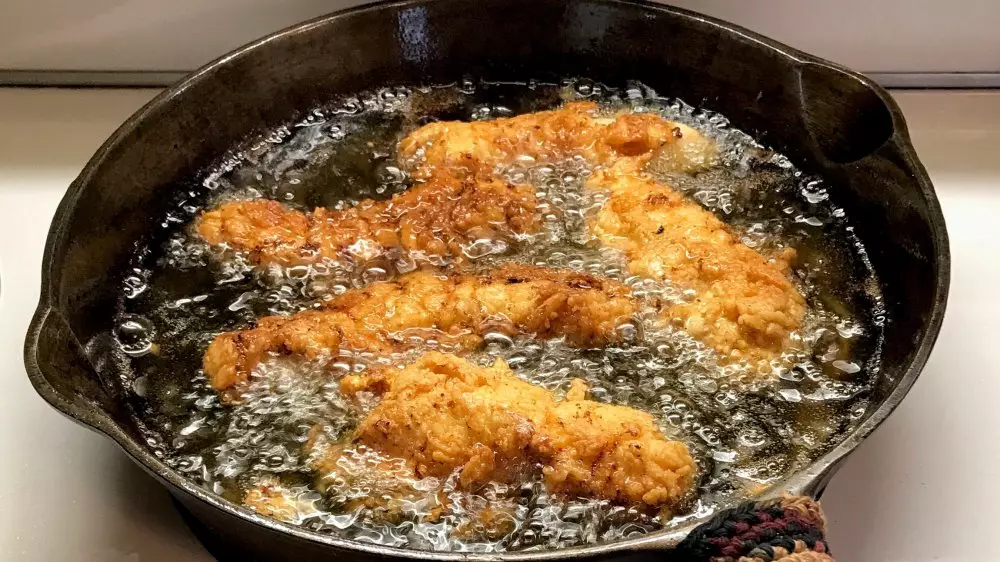 Frying nqaij qaib nyob rau hauv roj nyob rau hauv cam khwb cia hlau lauj kaub