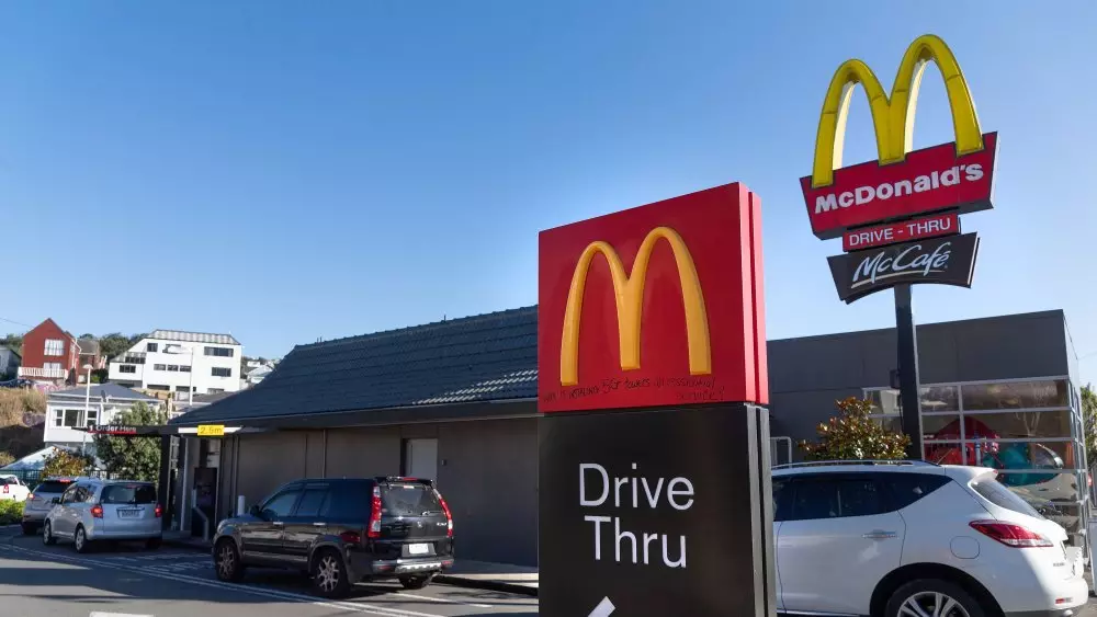 Mkdonaldsyň “Drive-Thru” -ny açmagynyň möhüm sebäbi