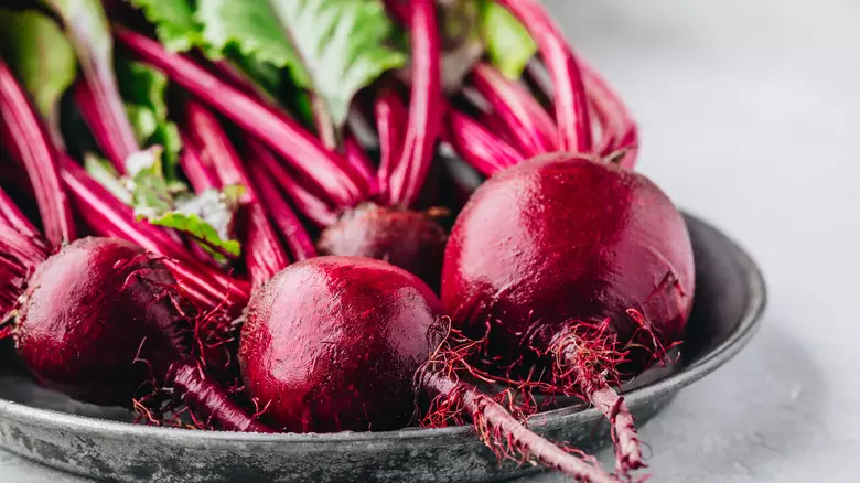 هڪ گرين پليٽ تي تازو beets