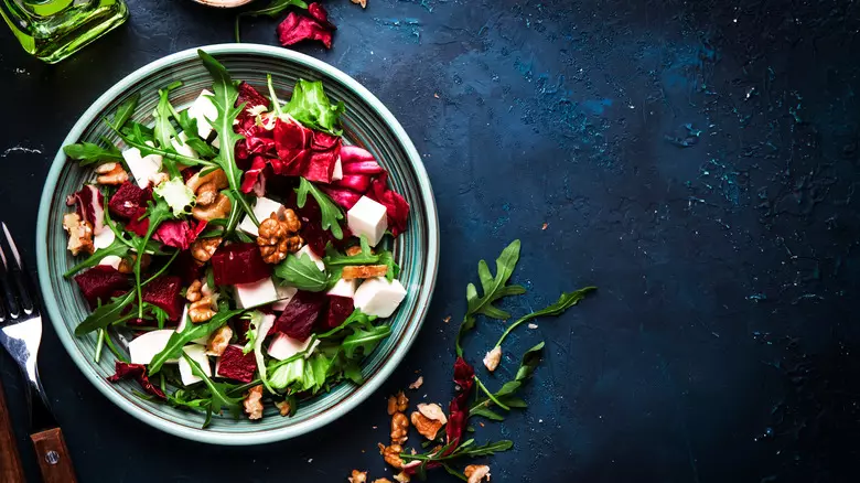 Beet salad nga adunay arugula, walnuts, ug feta