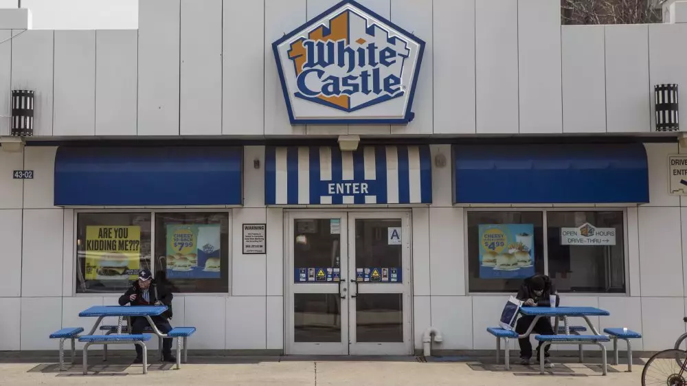 L'esterno di un ristorante White Castle