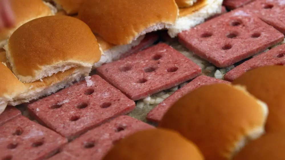 White Castle patties og deres karakteristiske fem-hullers mønster