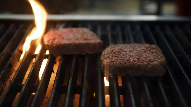 Mahdottomat hampurilaiset grillissä