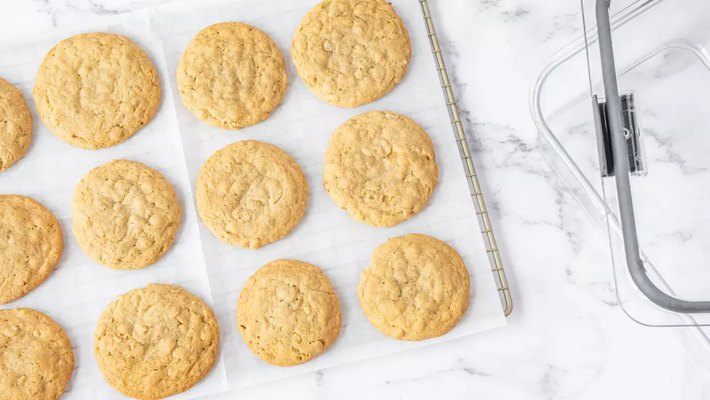 cookies nga gipabugnaw sa rack