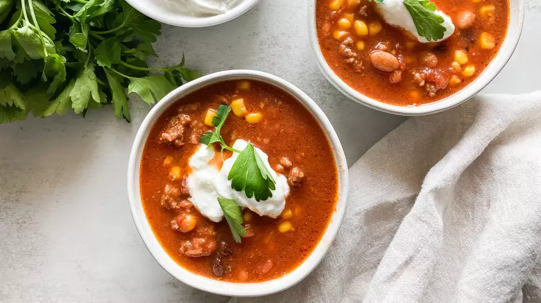 tigelas de sopa de panela lenta