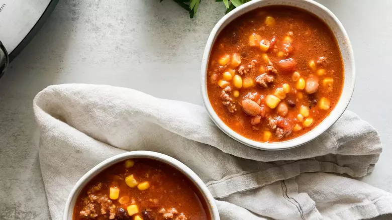 Tigelas de sopa de taco sem coberturas