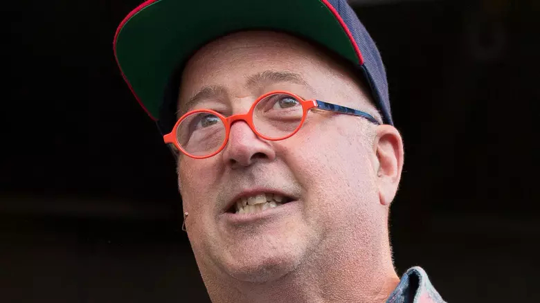 Andrew Zimmern hnav lub kaus mom