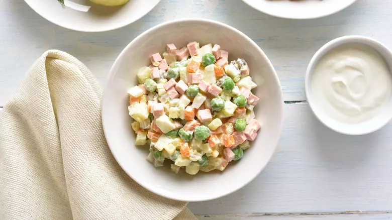 salada de ovo com cubos de presunto