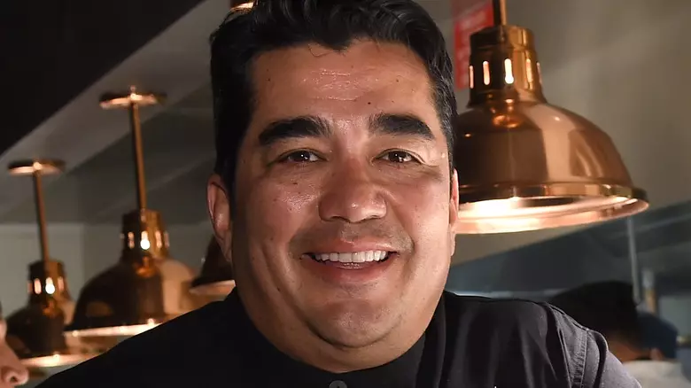 Chef Jose Garces dengan latar belakang dapur
