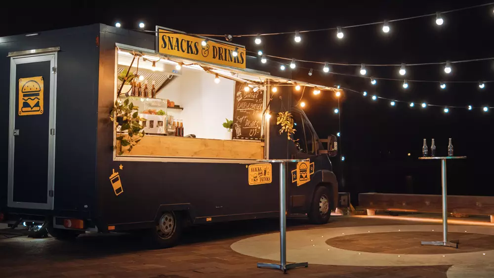 Ένα φορτηγό τροφίμων με διακοσμητικά φώτα στιγμιότυπο οθόνης από το The Great Food Truck Race