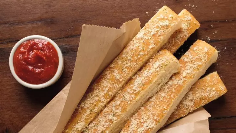 Pizza Hut breadsticks ກັບຊອດ marinara