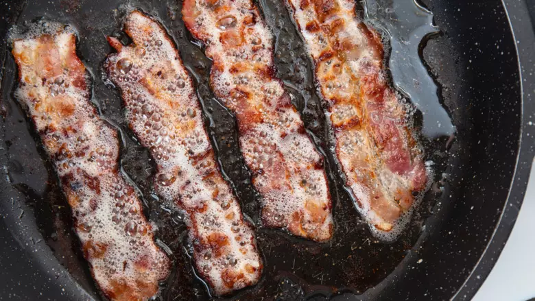 bacon sa cast iron pan