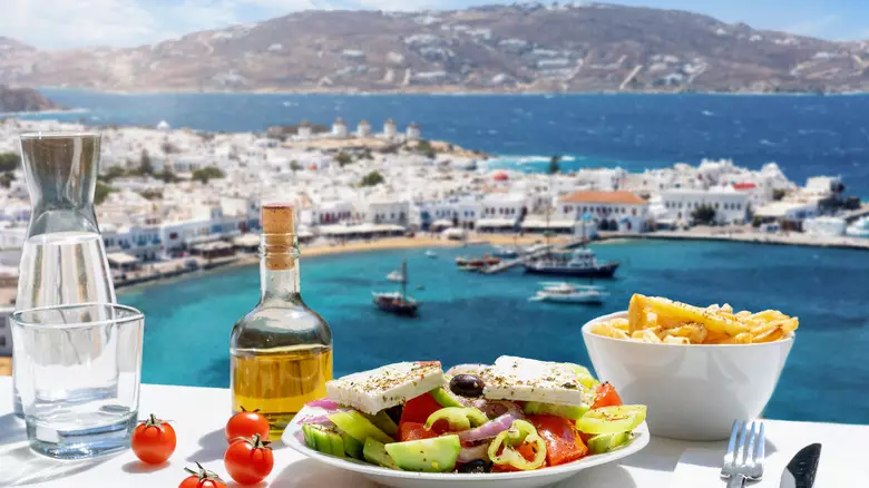 Sòs salad grèk ak View nan Mykonos