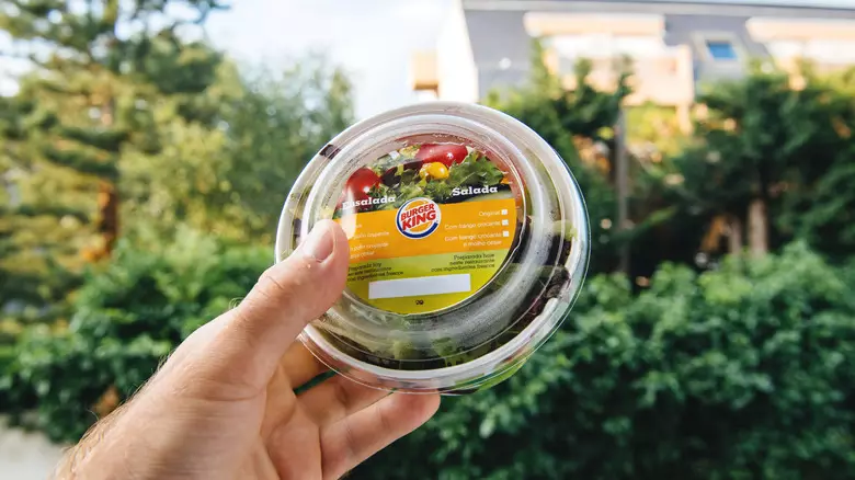 Hånd som holder Burger King-salat