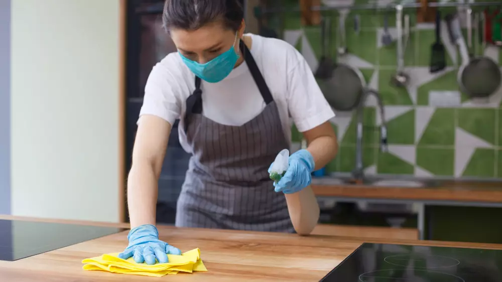 wanita membersihkan daging mentah dari dapur
