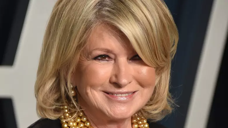 Chef Martha Stewart tersenyum