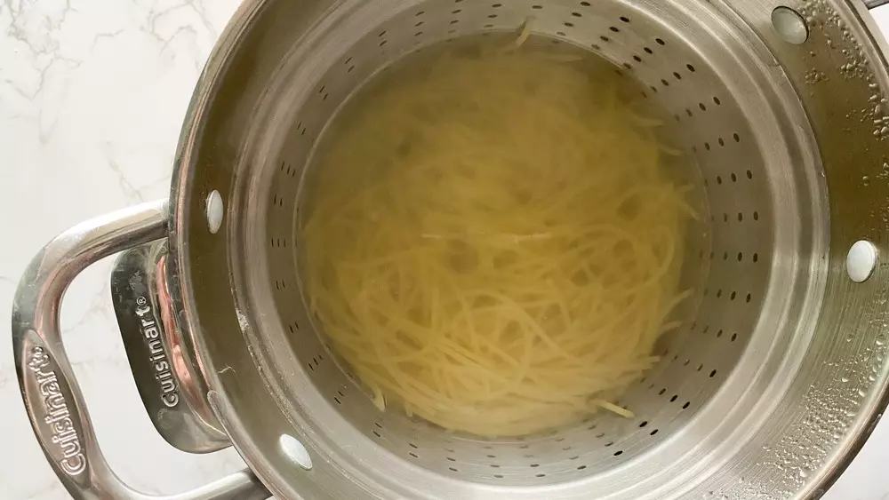 gotowanie makaronu spaghetti