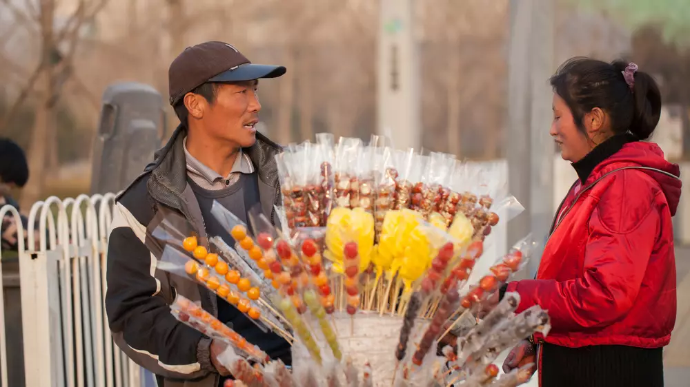 Beijing straatverkoper wat versuikerde vrugte verkoop