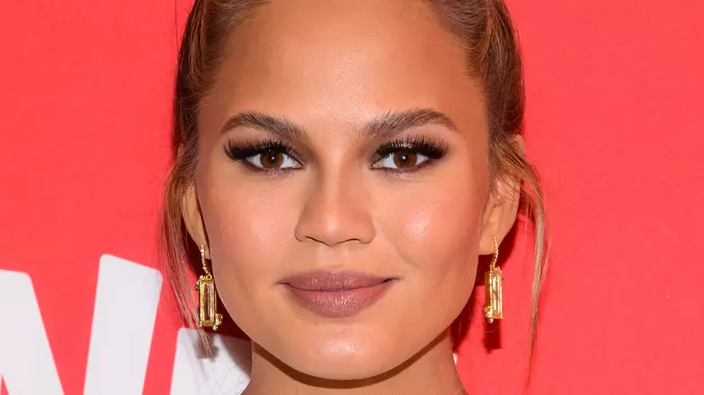 Chrissy Teigen qırmızı xalçada