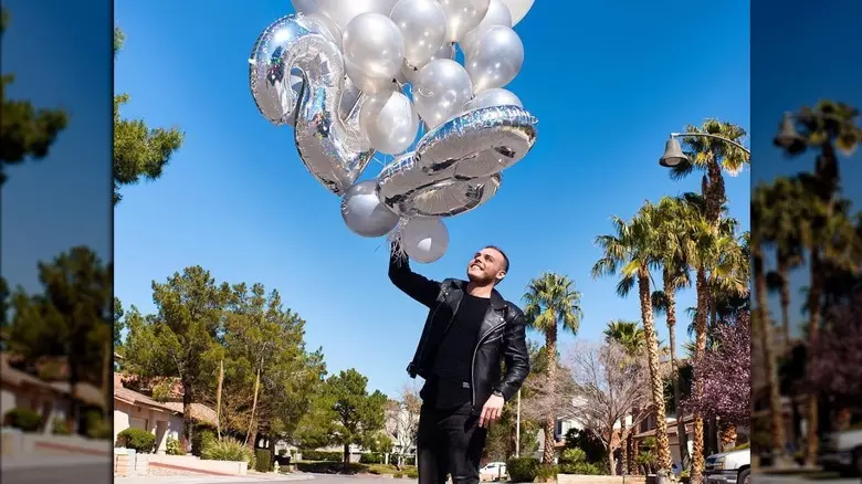 Amaury Guichon sosteniendo globos