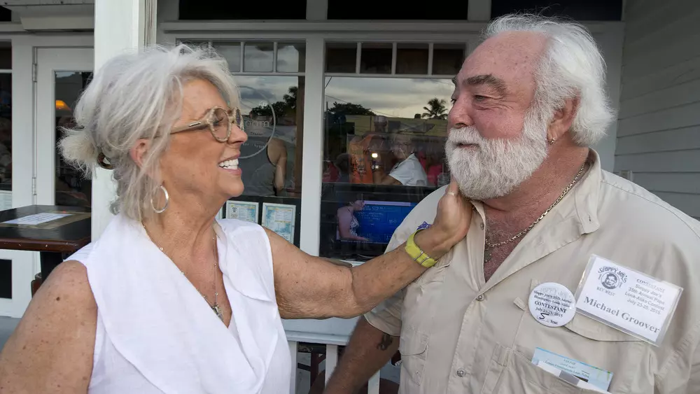 Paula Deen mângâind barba soțului