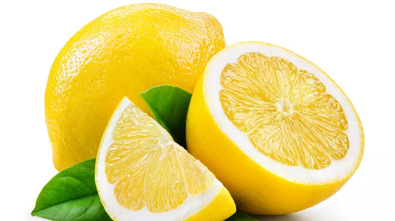 Zitronen auf weißem Hintergrund