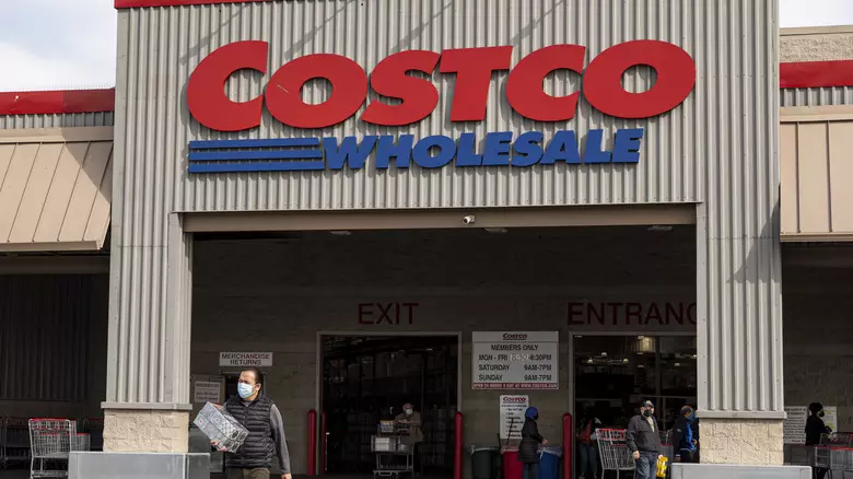 Costco alıcısı mağazanı tərk edir