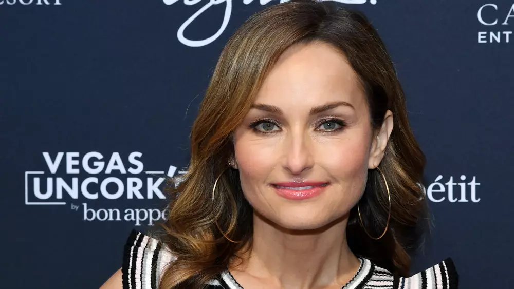 Giada De Laurentiis con vestido de rayas