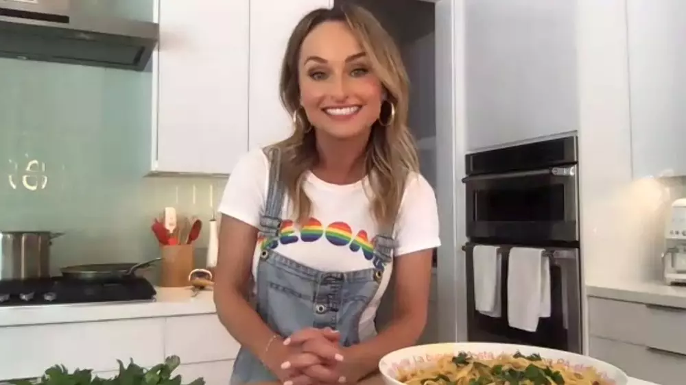 Giada De Laurentiis ਪਕਾਉਣ ਦਾ ਤਰੀਕਾ ਦਿਖਾ ਰਿਹਾ ਹੈ