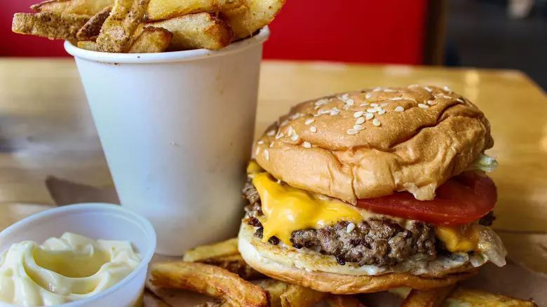 Five Guys hambúrguer e batatas fritas