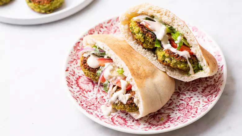 falafel ogitartekoa platerean